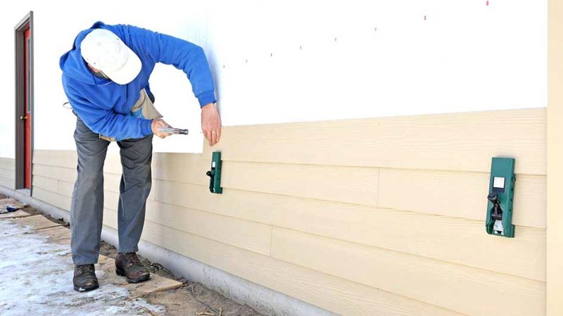 wide-plank-vinyl-siding-man-installing-house-siding-wide-plank-house ...